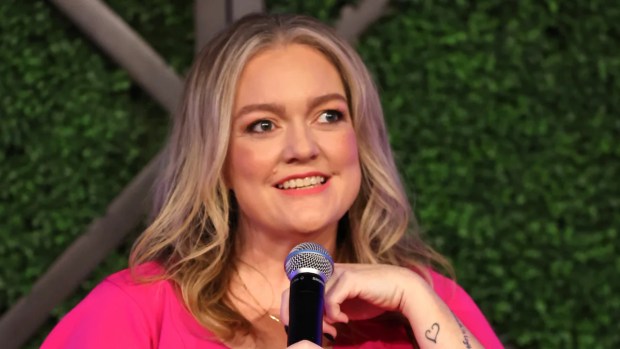 'It Ends With Us' author Colleen Hoover clarifies 'misleading clickbait ...