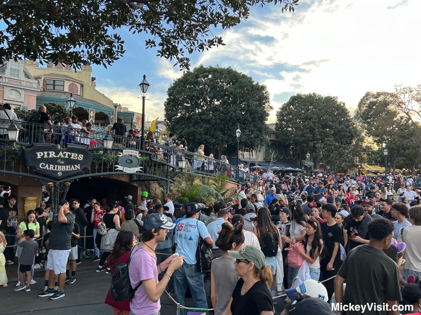 The best and worst days to visit Disneyland, based on real line wait ...