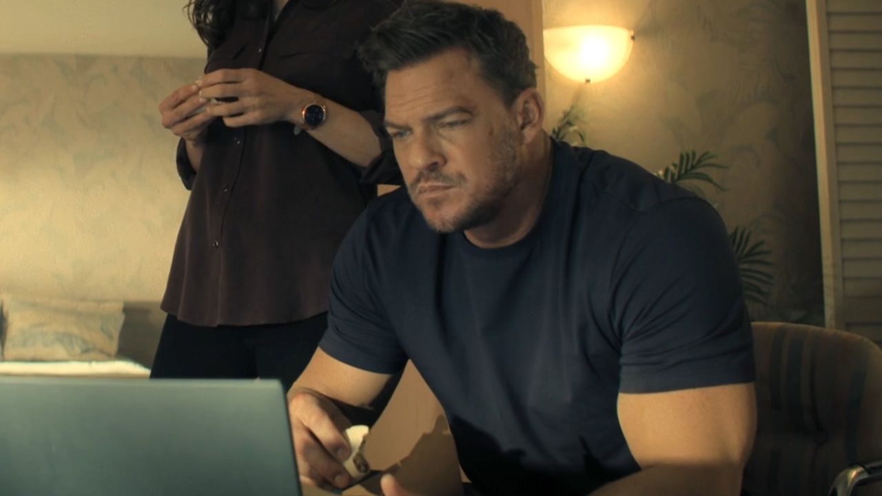 Alan Ritchson Eats A Ton And Drinks A ‘Reacher Smoothie’ To Stay Buff ...