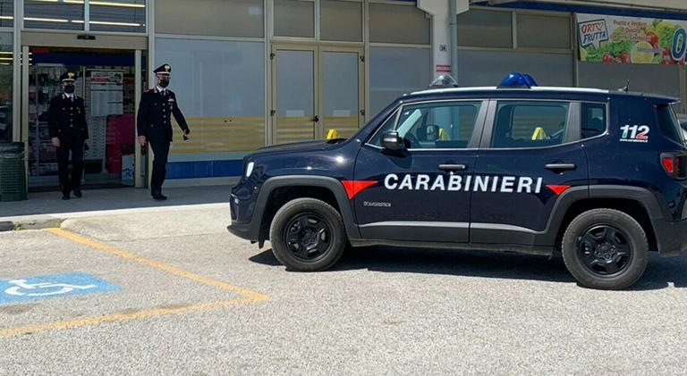 Minaccia clienti e dipendenti brandendo un arnese metallico di un metro e mezzo: attimi di ...