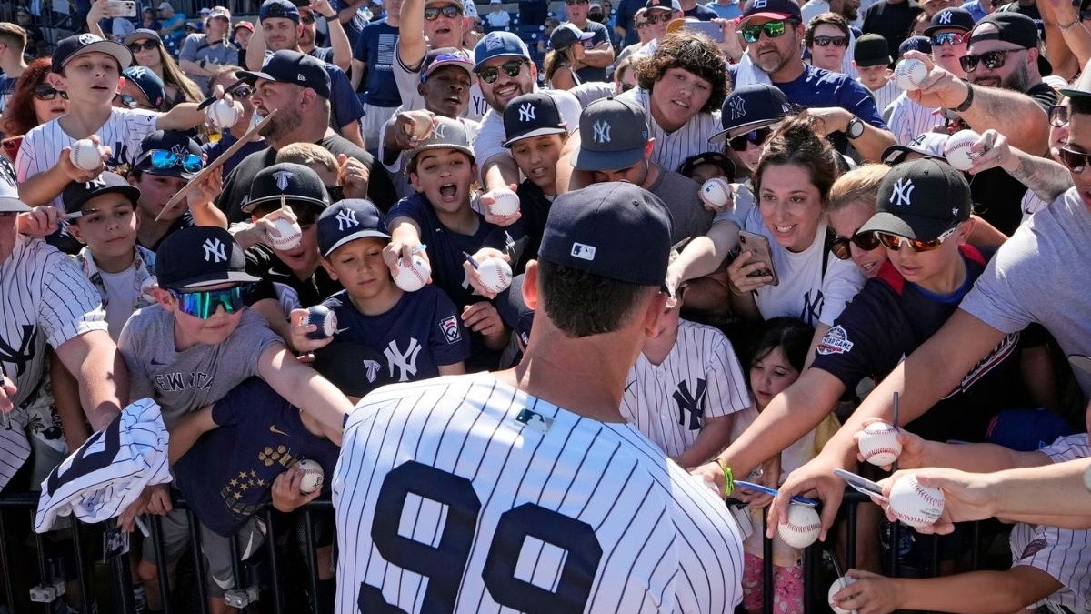 MLB: Yankees fans are upset and threaten to skip next year's Spring ...