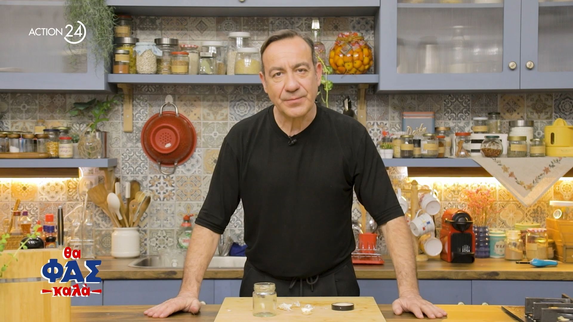 Cooking Tips για μερακλήδες: Εύκολο καθάρισμα σκόρδου μόνο με ένα βαζάκι