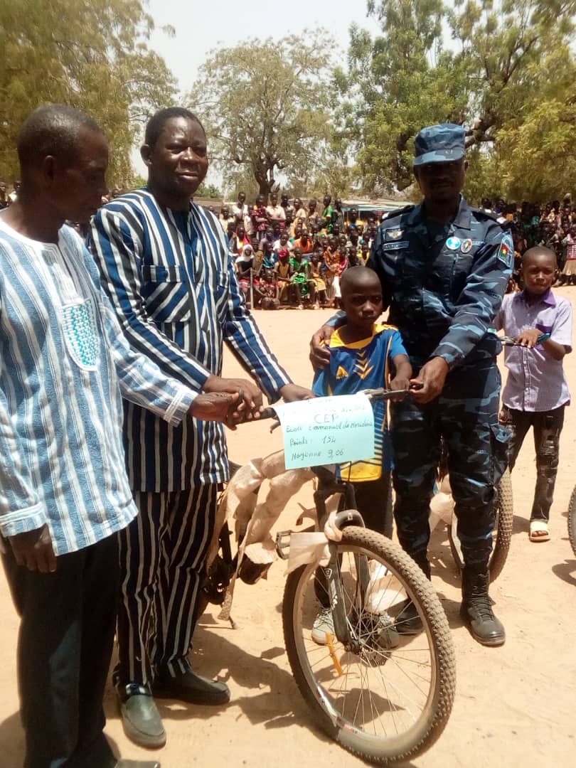 Tapoa : 20 élèves et 40 enseignants de la CEB de Diapaga magnifiés