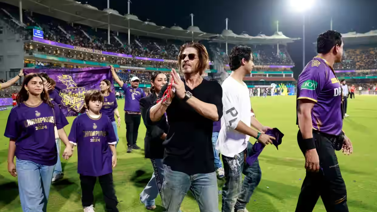 Is This The Same Country Where I Am A Star?: When Mumbai Crowd Left SRK ...