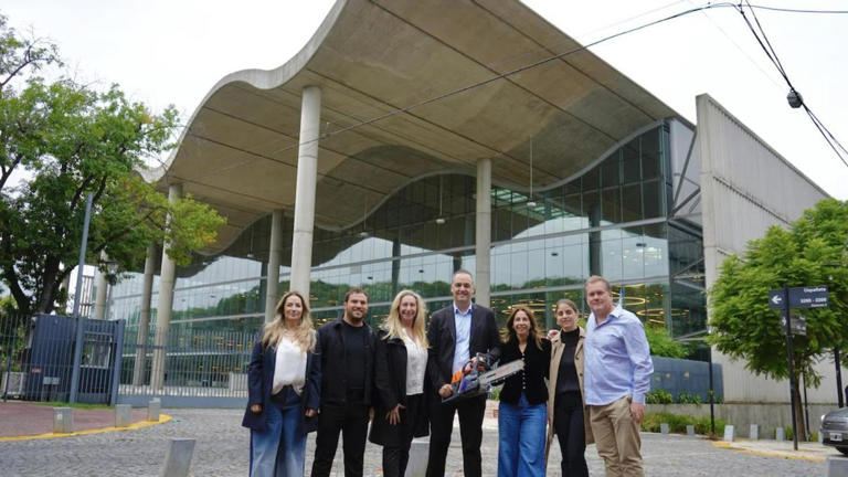 Con motosierra frente a la sede del gobierno de la Ciudad: la jugada de Karina Milei y Adorni ...