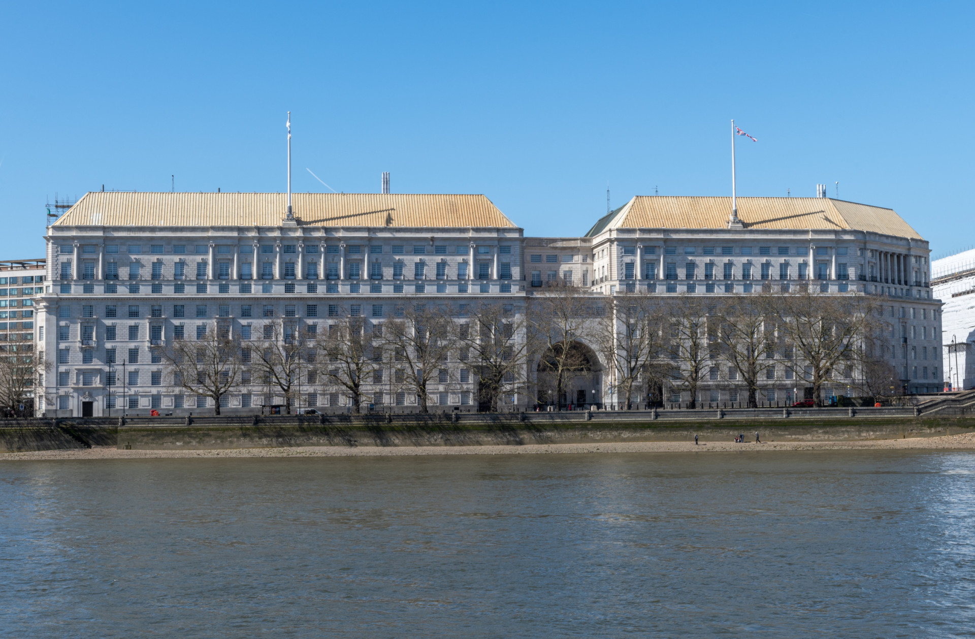 What's the difference between MI5 and MI6?