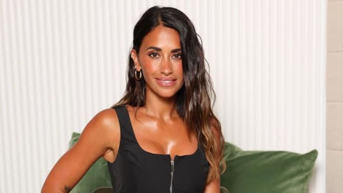 El look de Antonela Roccuzzo con el trench coat y los colores tendencia ...