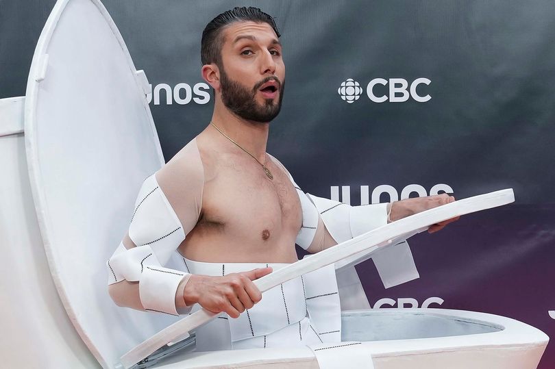 Rapper bbno$ dresses as a toilet for Juno Awards as fans go wild for ...