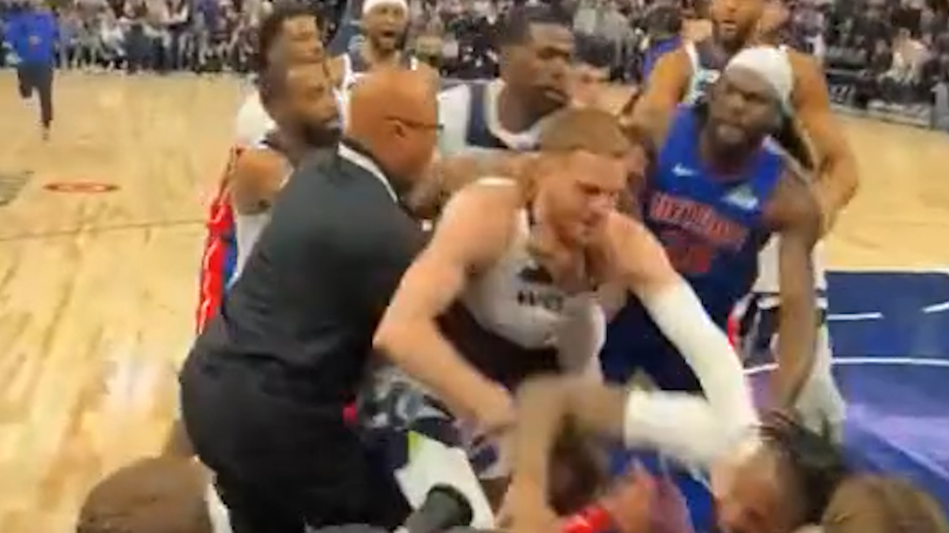 Brawl erupts between Pistons and Timberwolves