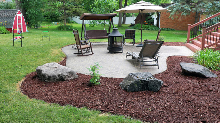 Tips & Tricks For Choosing The Best Color Mulch To Boost Your Home's ...