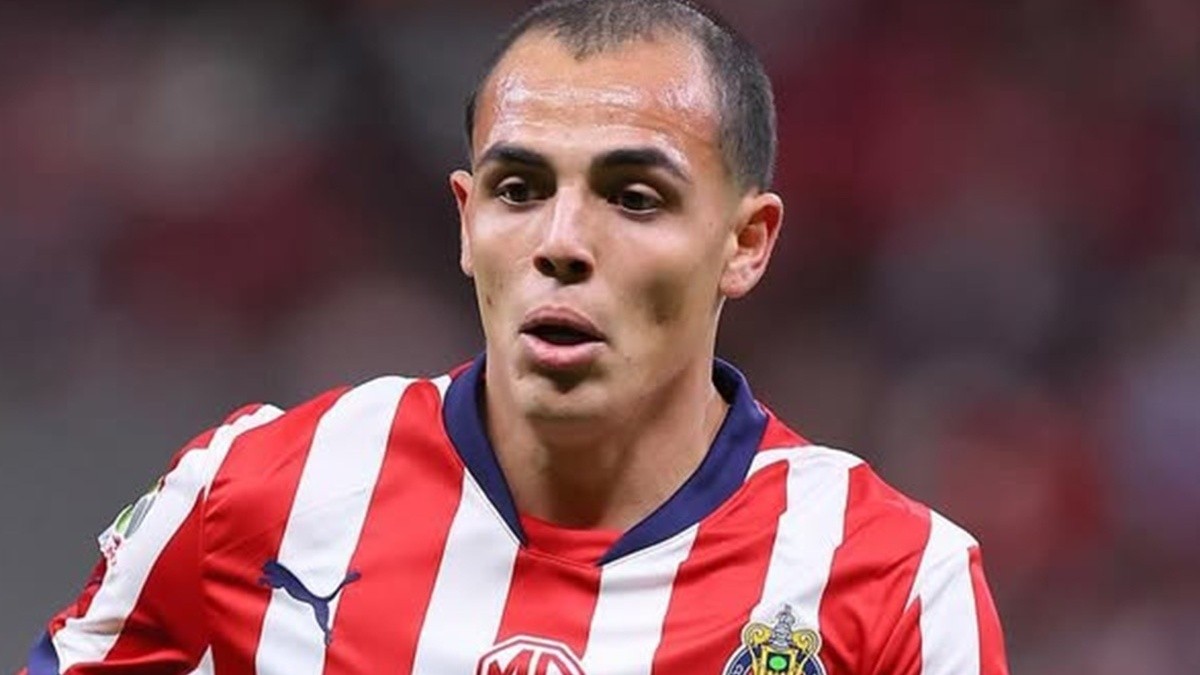 Chivas Challenges FIFA Rules by 'Pressuring' Hugo Camberos in Liga MX