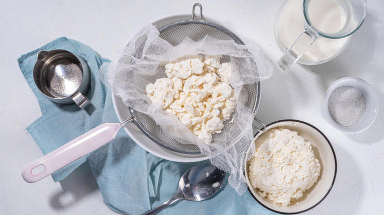 You Only Need 3 Simple Ingredients To Make Cottage Cheese At Home