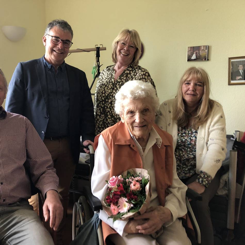 Reibekuchen als Geschenk zum 102. Geburtstag