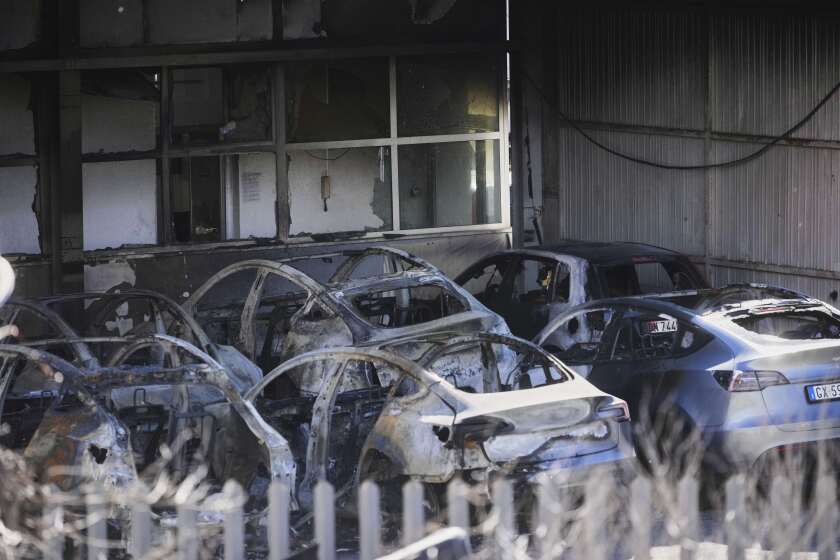 16 Tesla cars destroyed in a fire in Rome; Italian police investigate ...