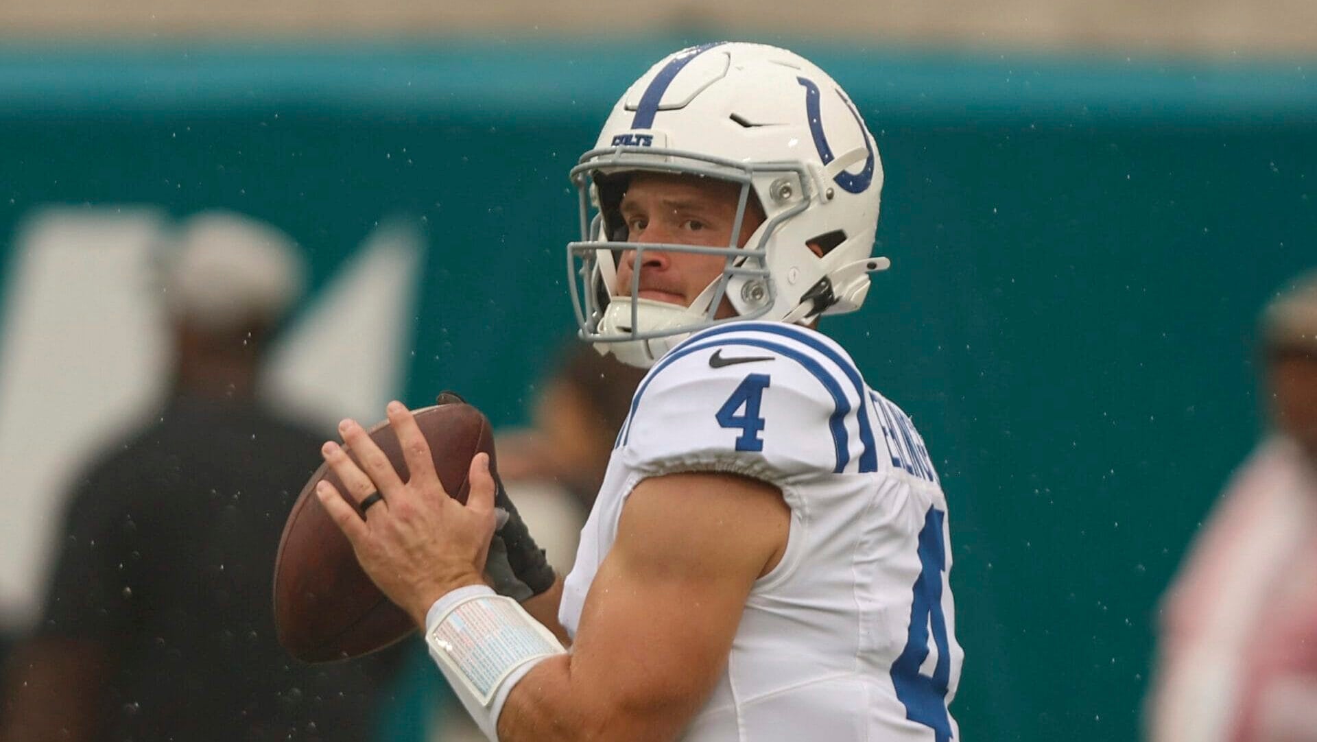 Report: Former Colts quarterback signs with Broncos