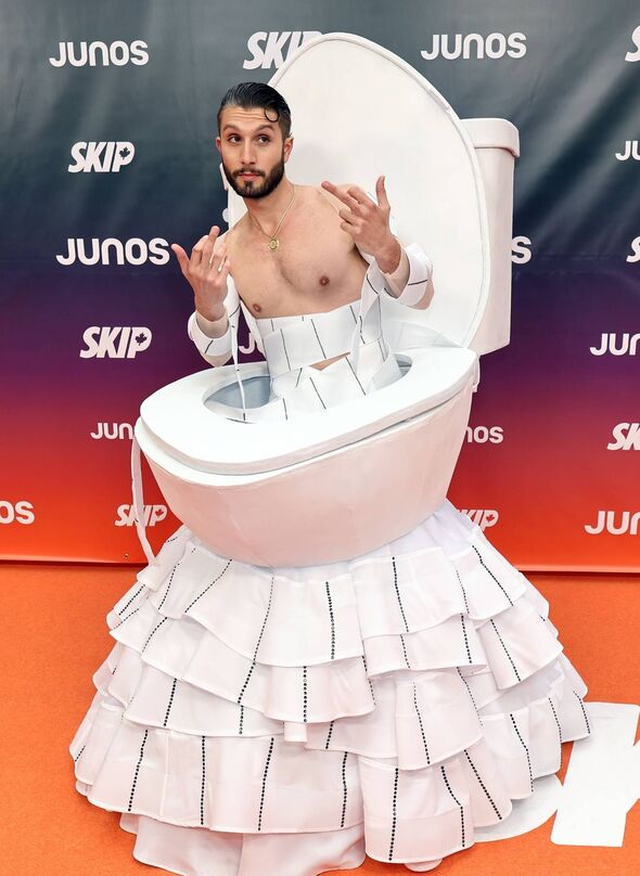 Rapper bbno$ dresses as toilet for Juno Awards 2025 and calls out Elon Musk
