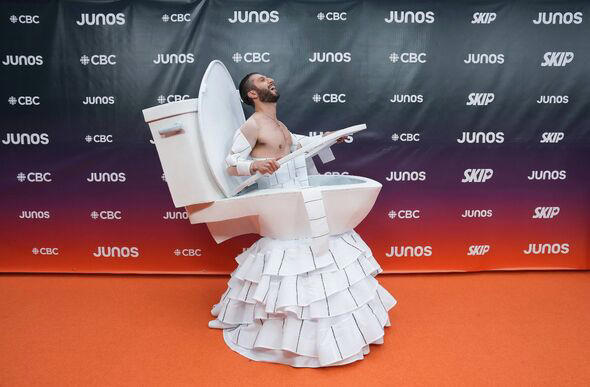 Rapper bbno$ dresses as toilet for Juno Awards 2025 and calls out Elon Musk