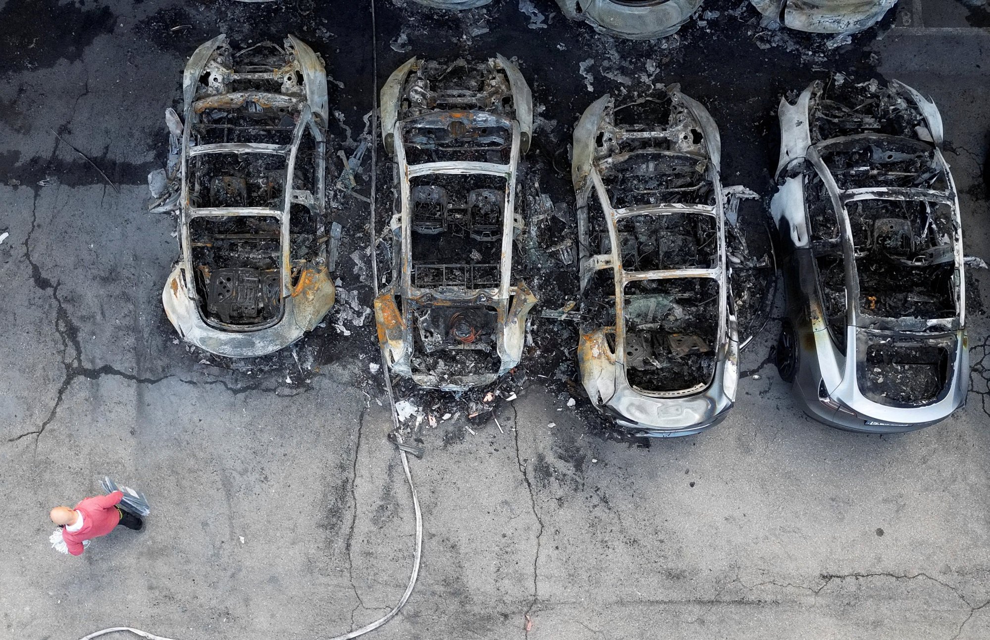 ‘Terrorism’ behind fire that destroyed 17 cars at Rome Tesla showroom ...
