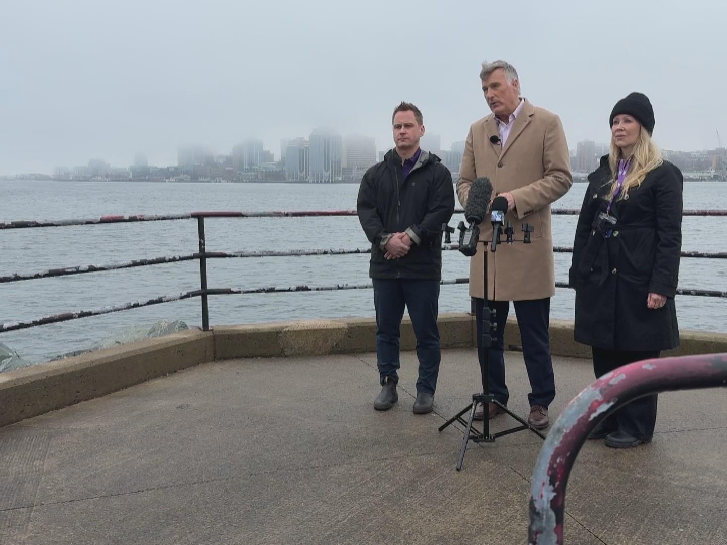 Maxime Bernier promet plus d’argent et moins de diversité pour les ...