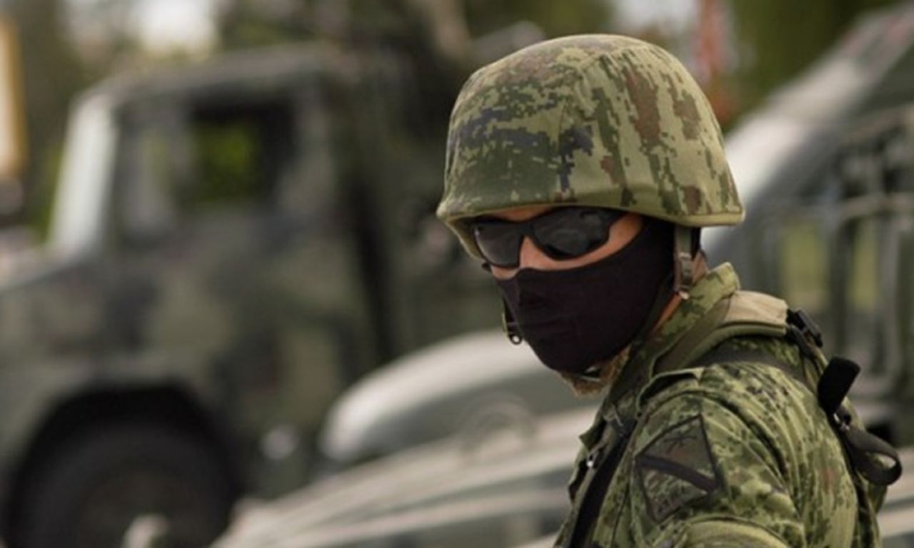 Soldados en Michoacán reciben fusiles y ametralladoras para combatir la ...