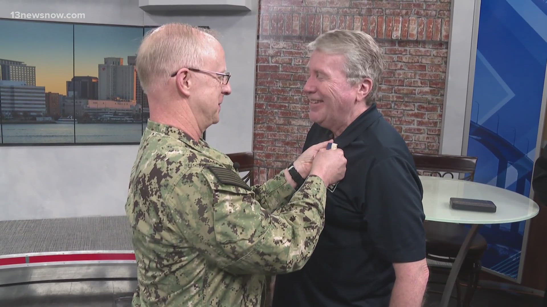 Military reporter Mike Gooding receives public service award from Navy