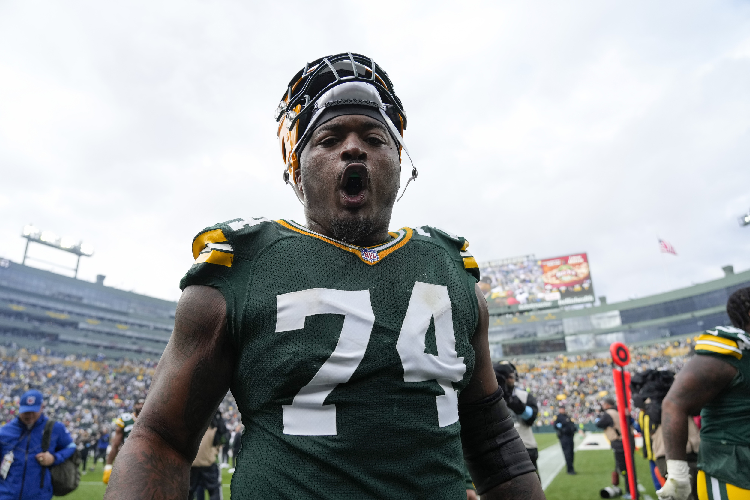 Packers’ Elgton Jenkins expected to play center in 2025