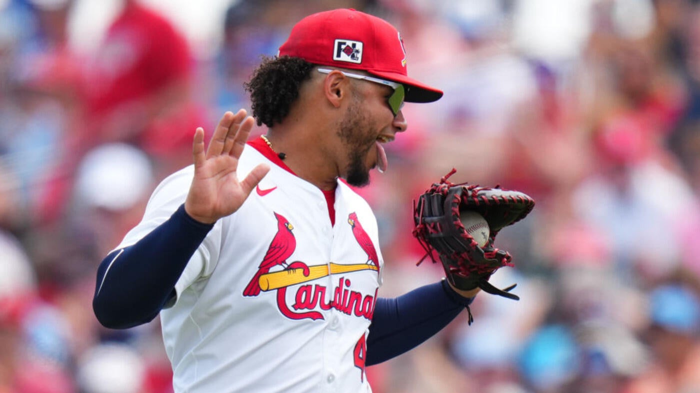 Cardinals' Willson Contreras chews on bat tape during at-bat to avoid ...