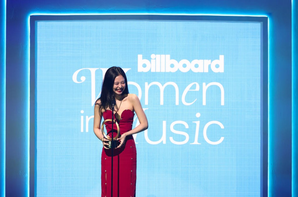 JENNIE Thanks Doechii & BLACKPINK Bandmates While Accepting Global ...