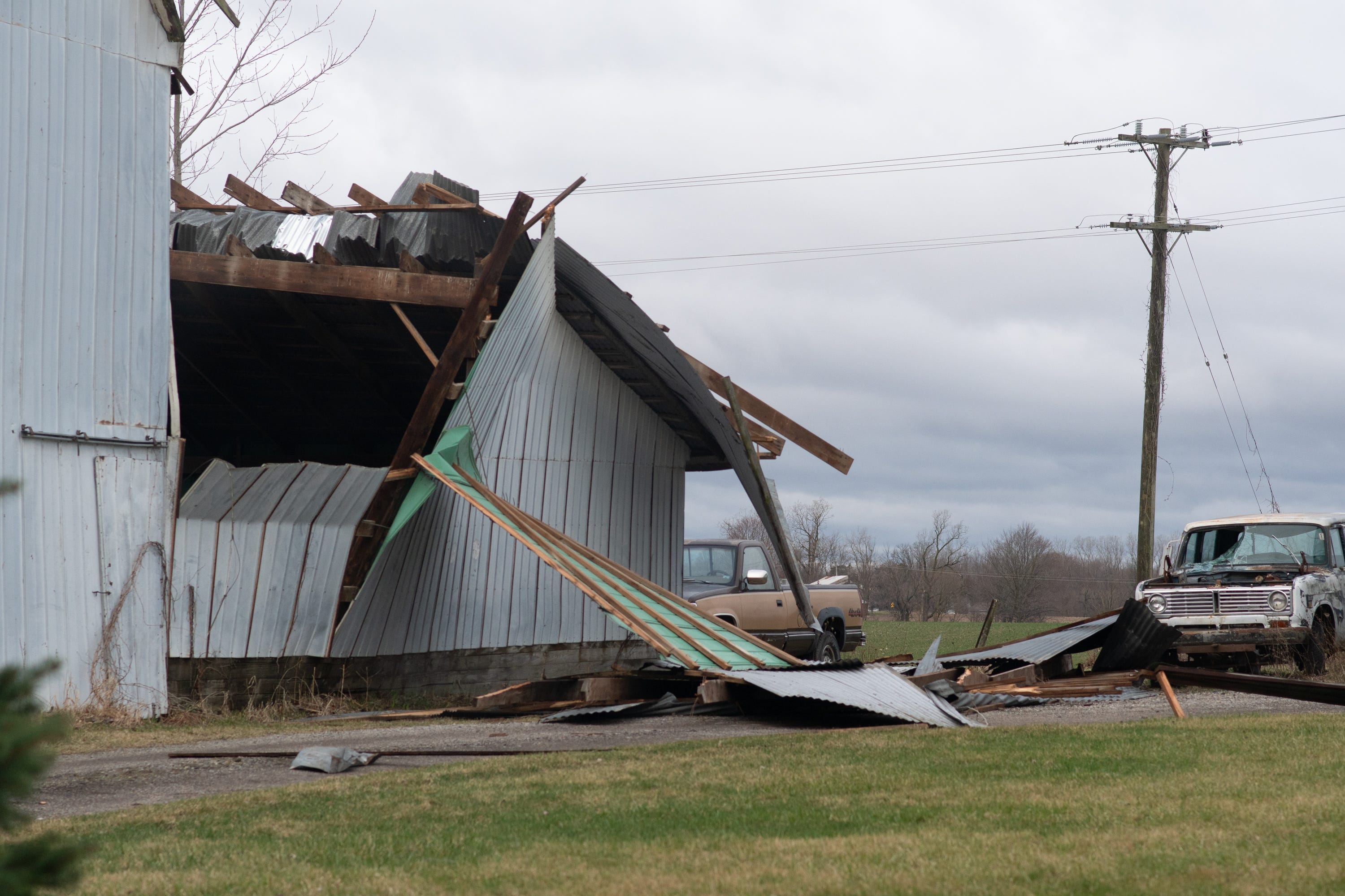 Was there a tornado in Michigan? No confirmation, wind gusts reach 75 mph