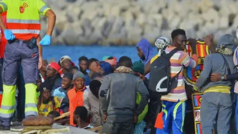 El Gobierno cierra filas con Podemos en inmigración y reabre un flanco ...