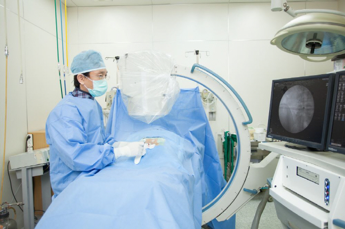 Spinal duct stenosis, non-surgical balloon dilatation effect...Bupyeong ...