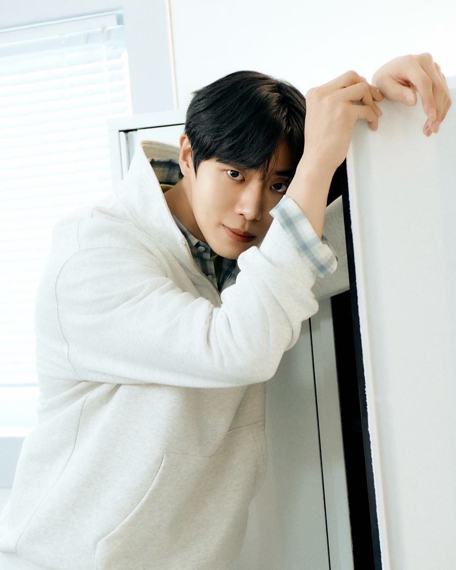 추영우, 남친짤 추가요…바쁜 일상 벗어난 여유로운 분위기 포착 [화보]