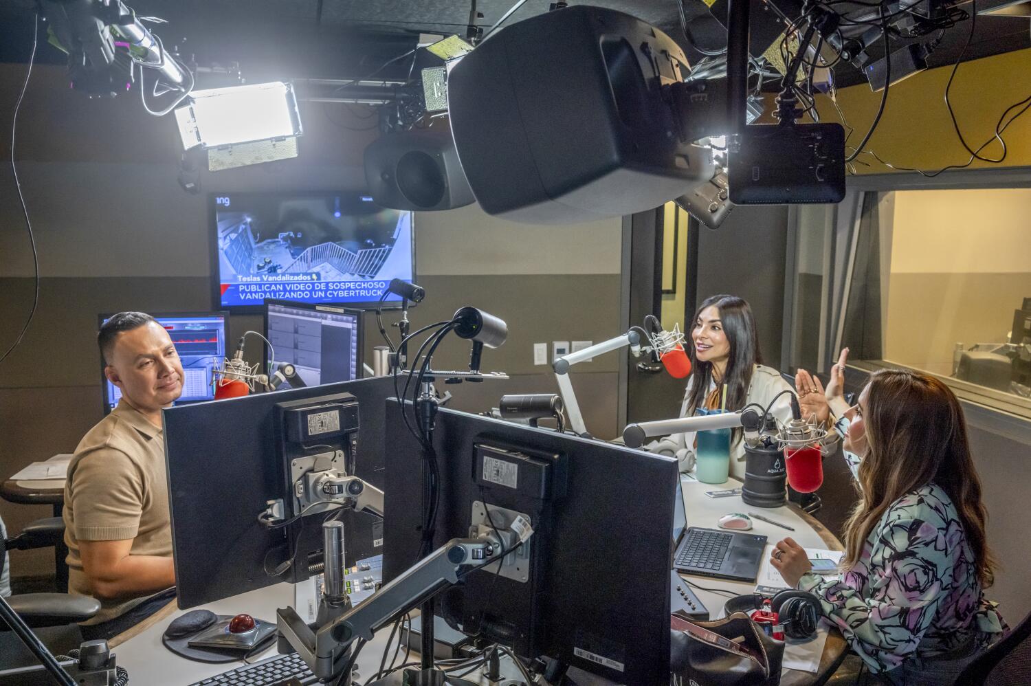 Luis Sandoval, Erika Reyna y Alejandra Espinoza quieren alegrarte tus ...