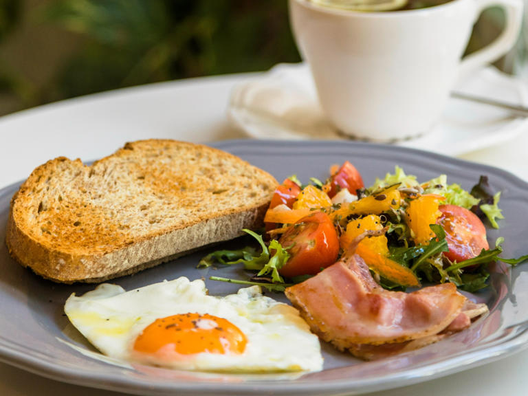 Ekspertka: takie śniadanie sabotuje twoją dietę. Ten błąd popełnia ...