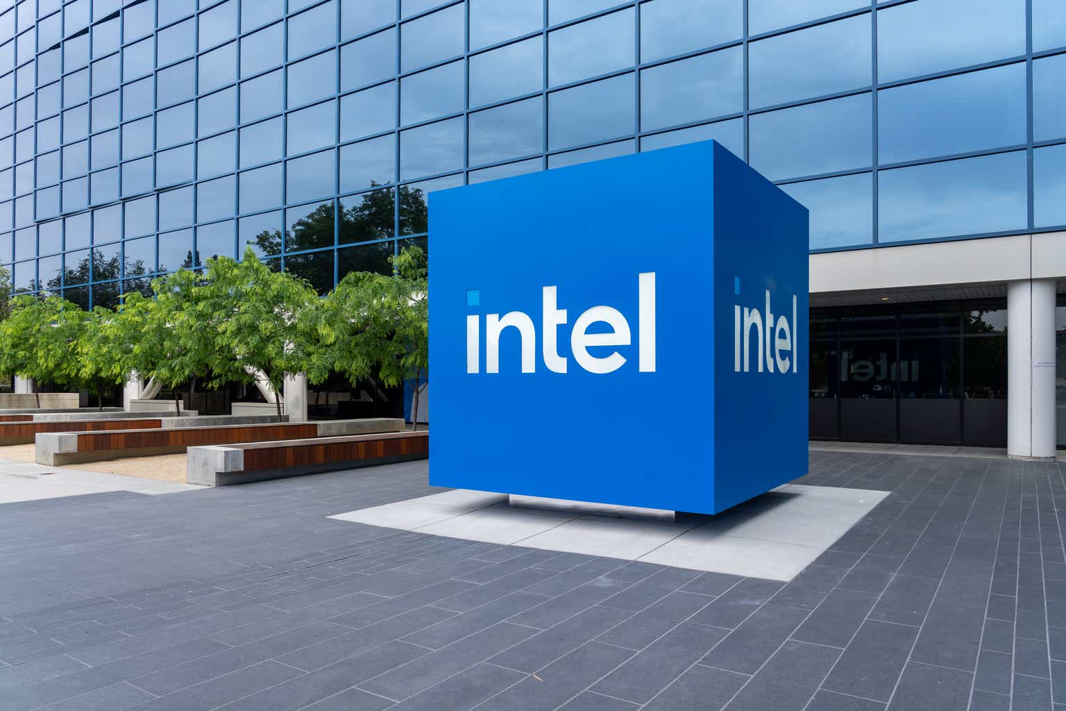 Intel in talks with Amazon, Google for packaging services: report
