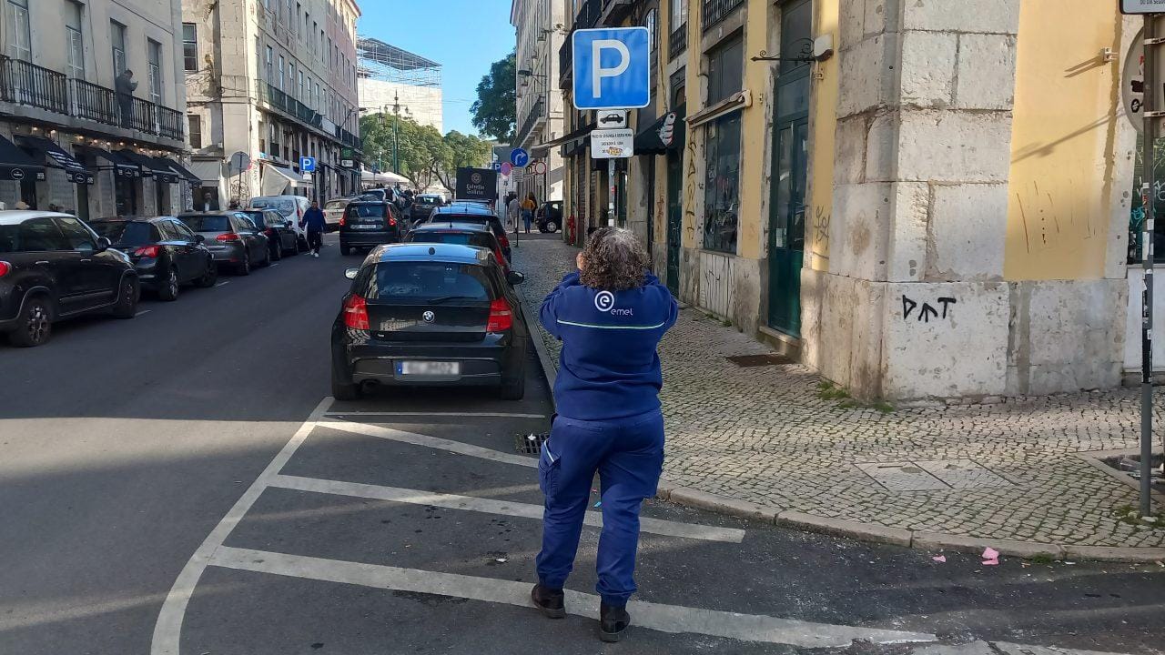 EMEL passa a fiscalizar mais do que o estacionamento. E pode passar multas