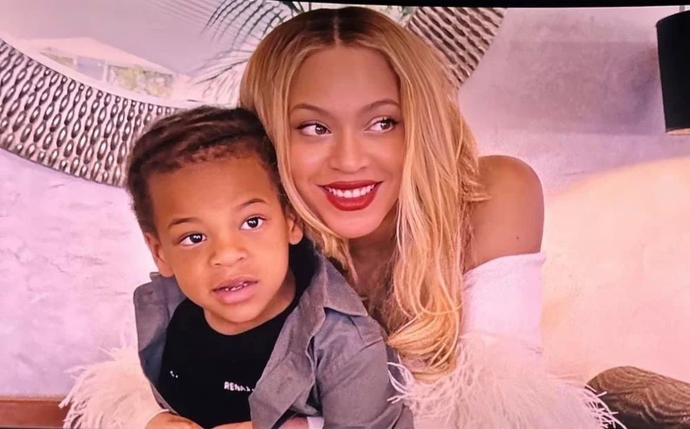 Rumi and Sir Carter steal the show as mom Beyonce pauses show for ...