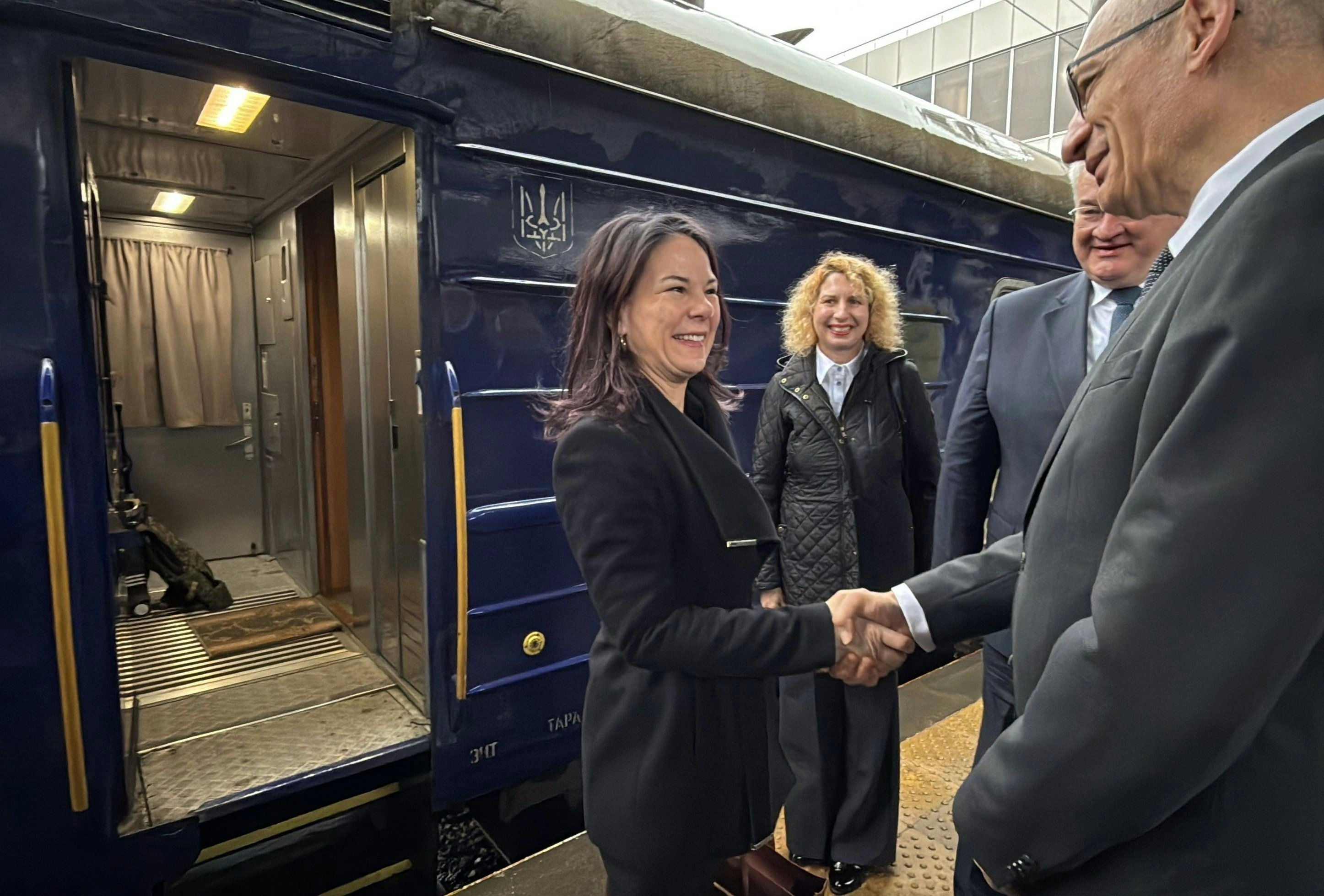 Abschied vor Jobwechsel: Baerbock reist zum letzten Mal als Ministerin ...