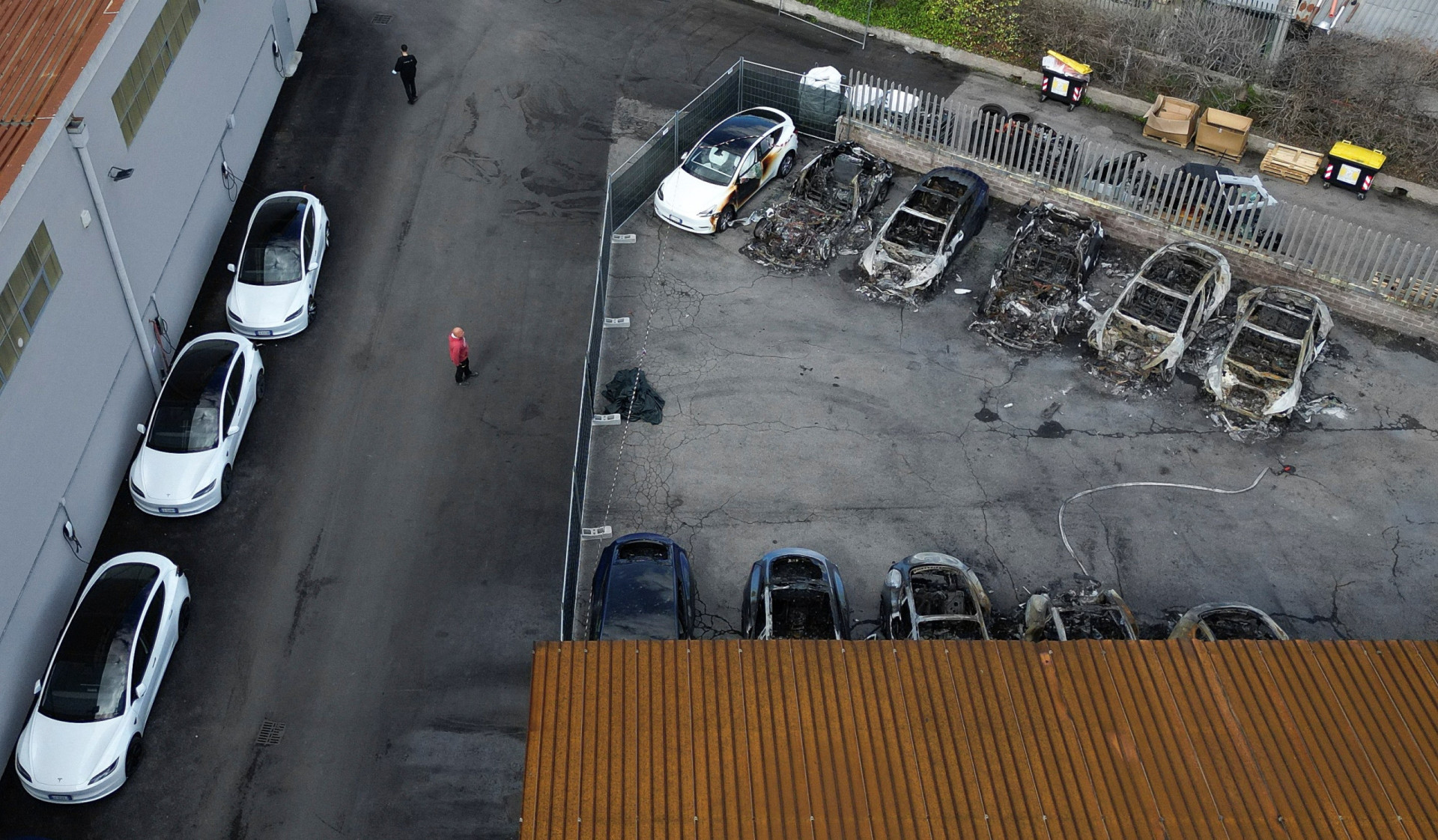 17 cars destroyed by fire at Tesla dealership near Rome