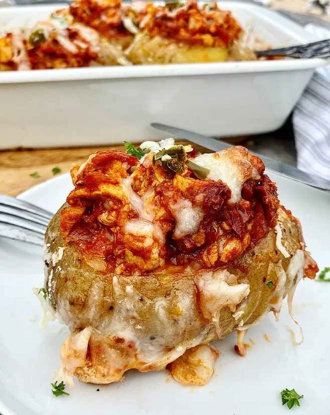 These baked potatoes with spicy chicken, jalapeños, and mozzarella are ...