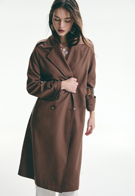 Stradivarius ha sacado el trench marrón más bonito de esta primavera