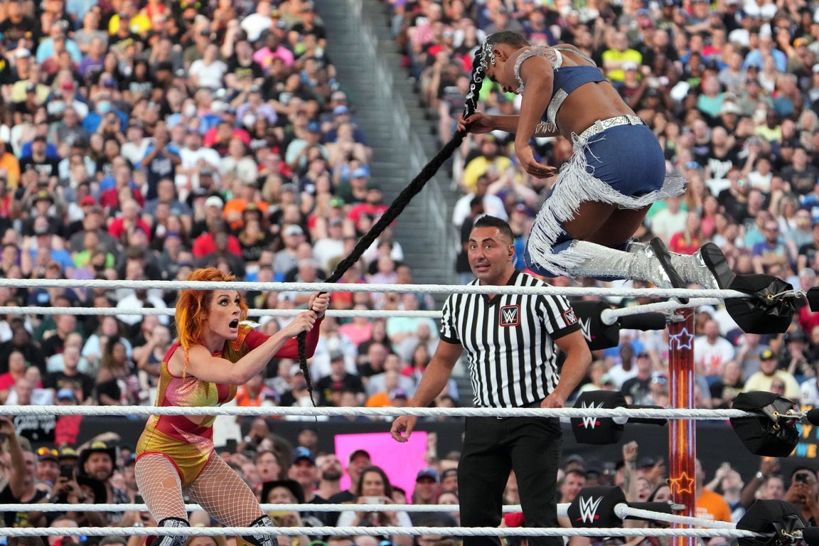 Outstanding photos capture Becky Lynch, Ronda Rousey, other WWE women ...