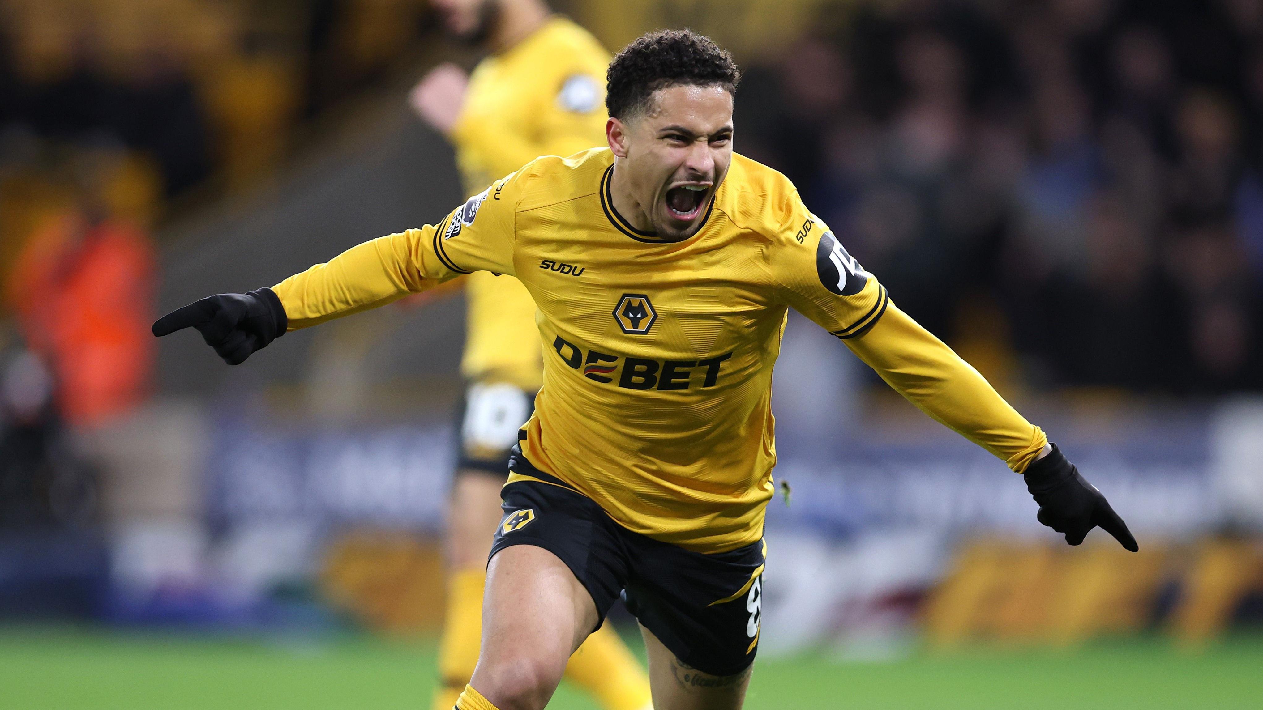 Wolves midfielder Gomes signs new five-year deal