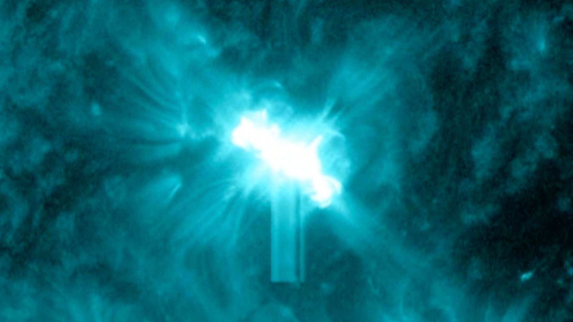 Sun unleashes powerful M5.6 solar flare and Earth is in the firing line ...