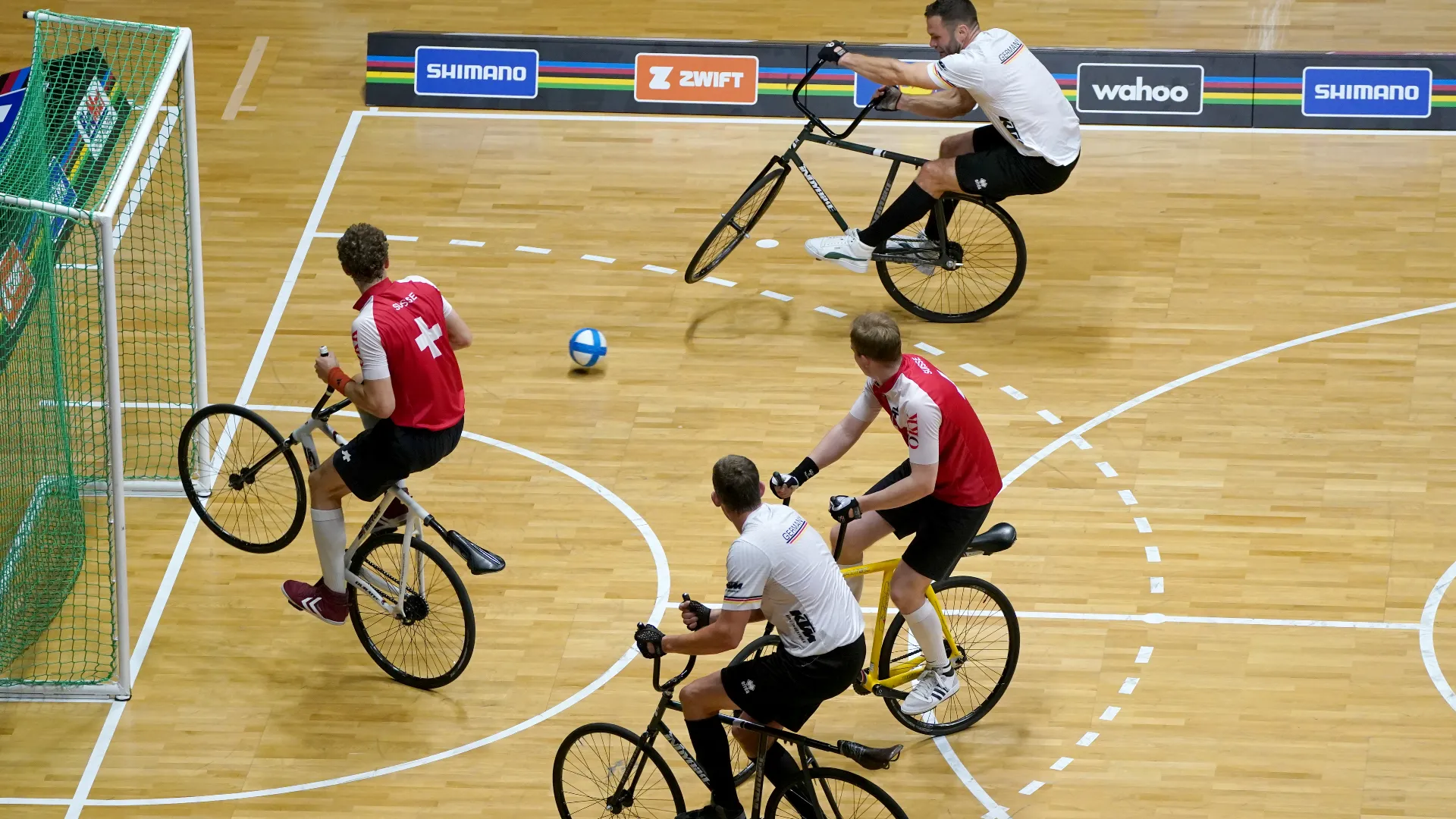 Cycle-ball : les photos de l'un des sports les plus étranges au monde ...