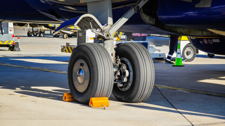 How Do The Brakes On A Commercial Jet Work?