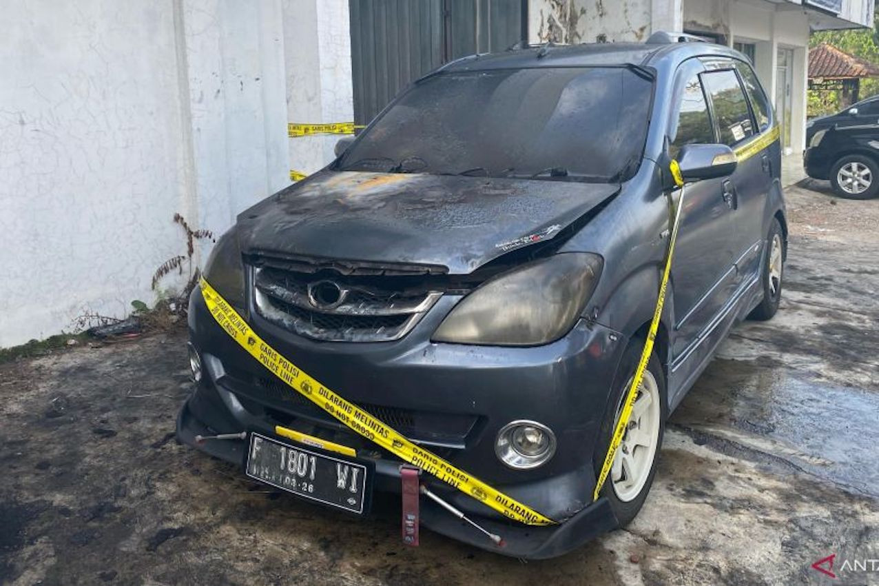 Mobil Avanza Diduga Sengaja Dibakar, Polisi dan Damkar Cianjur Lakukan ...