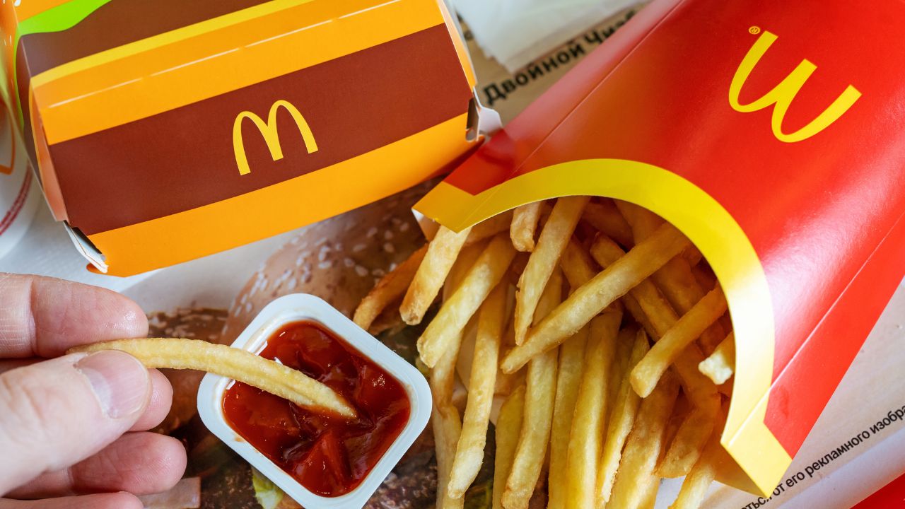 Fini le Big Mac : McDo France lance le Big Arch, son nouveau burger XXL ...