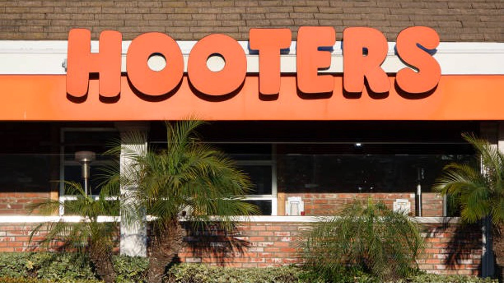 Hooters Files For Bankruptcy But Vows To Stay Open
