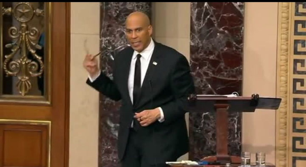Usa, senatore dem Booker continua a parlare da 16 ore contro Trump